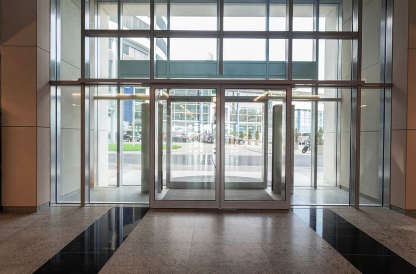 Three Common Types of Automatic Commercial Doors | Paratec